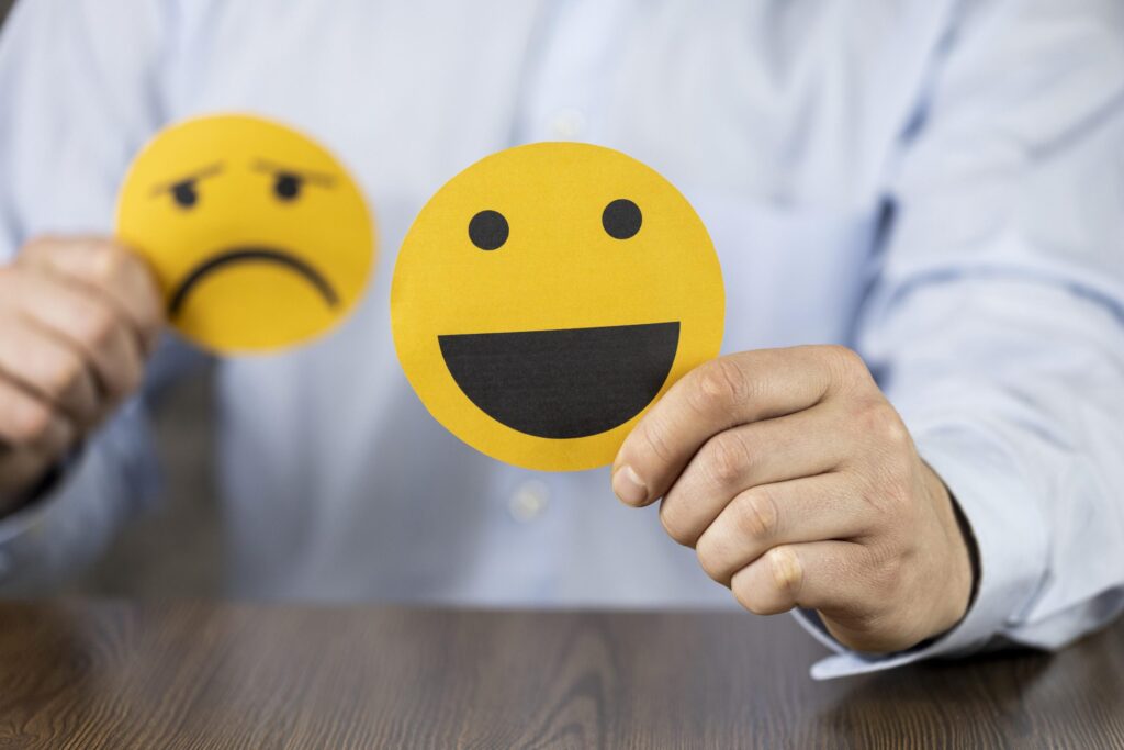 تقلب المزاج : المفهوم والأسباب والعلاج المطمئن! - مركز مطمئن للاستشارات ...